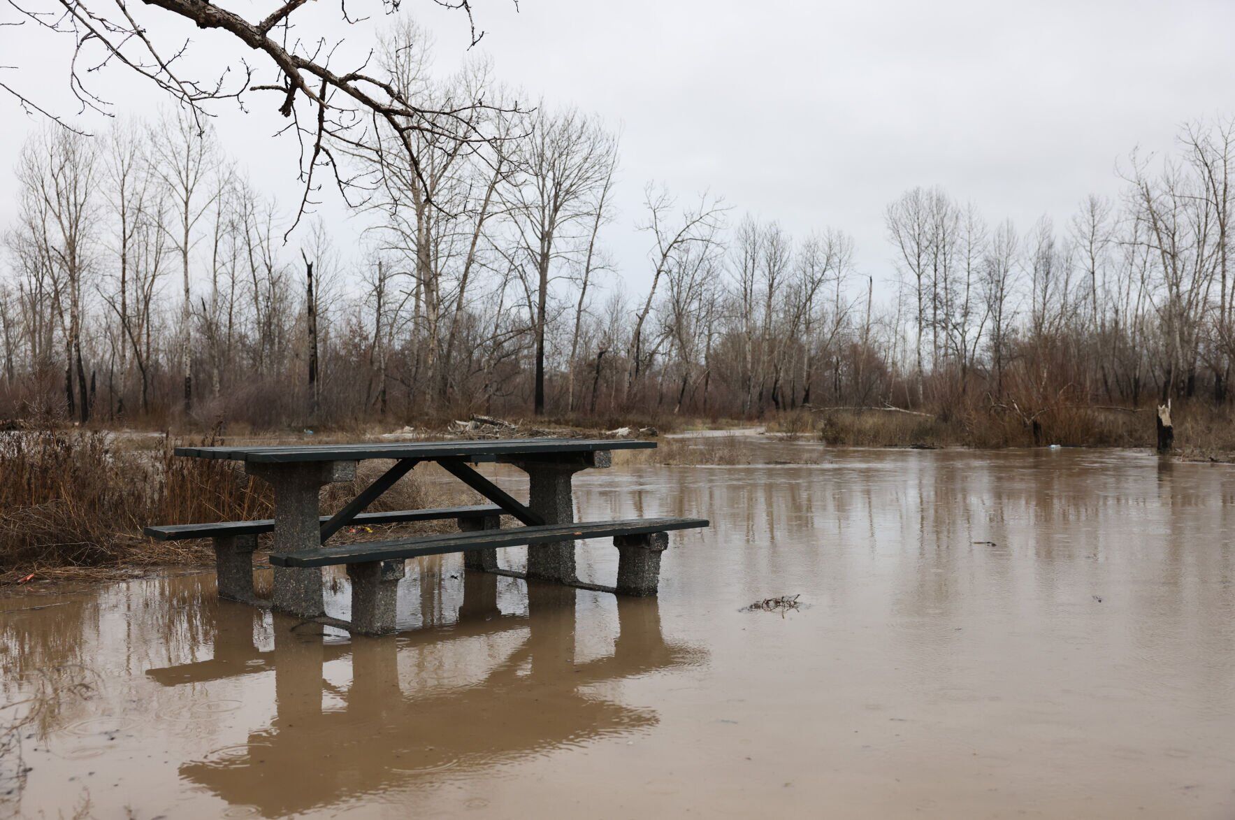 Crews rescue people stranded by rising Naches and Yakima rivers ...