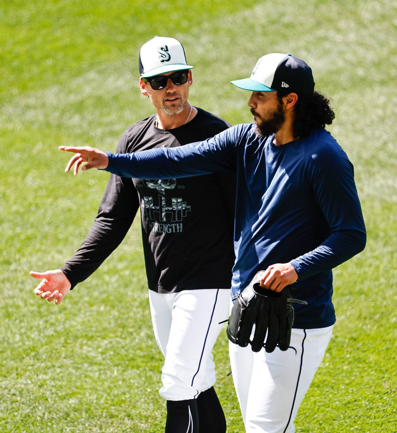 How Danny Farquhar protects Mariners pitchers from tipping pitches ...