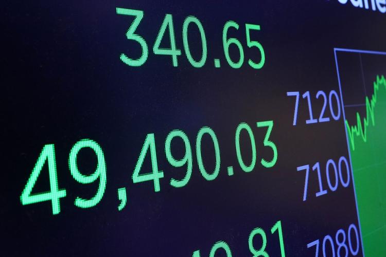 US stocks fall on a shaky Wall Street as Brent oil briefly barrels ...