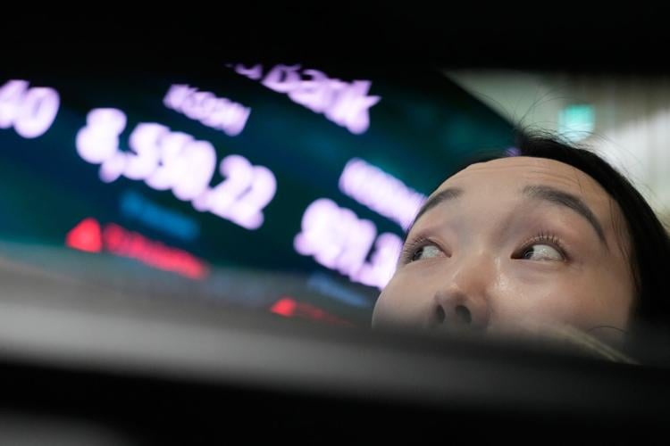 Asian shares trade mixed while the dollar hits a 40-year high against ...