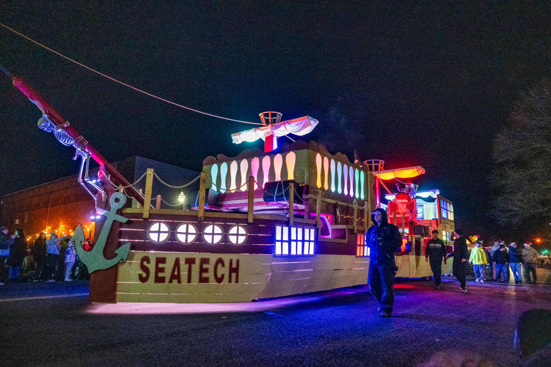 Hundreds gather to watch Walla Walla's annual Holiday Parade of Lights ...