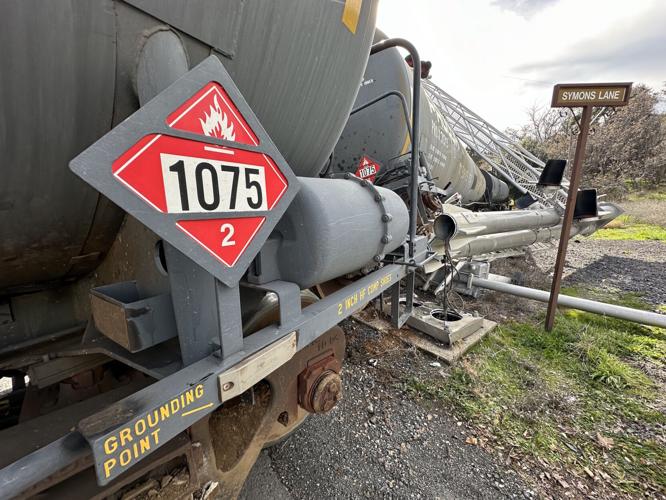 'It was chaos out here': Witnesses describe train derailment Friday in ...