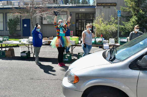 Dressing up for the packet pick-up line | News | uniondemocrat.com