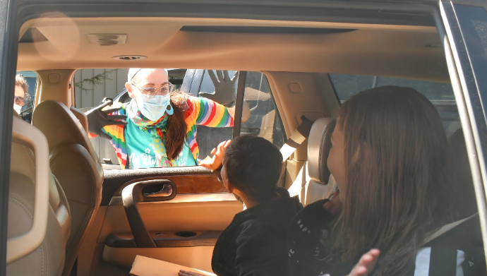 Dressing up for the packet pick-up line | News | uniondemocrat.com