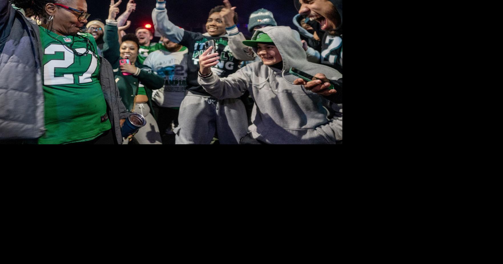 18-year-old dies after falling from pole during Eagles' celebration ...