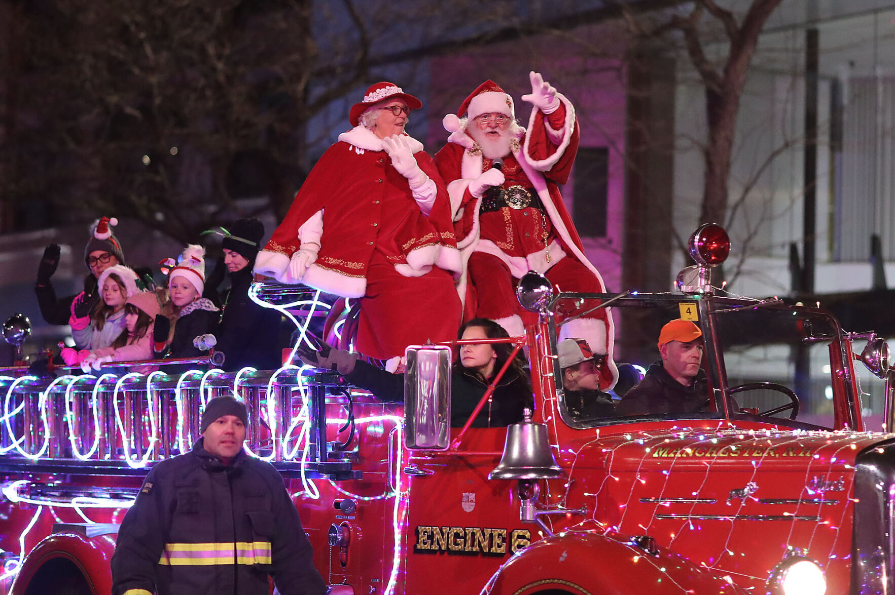 Manchester holiday parade lights up spirits | Manchester | unionleader.com