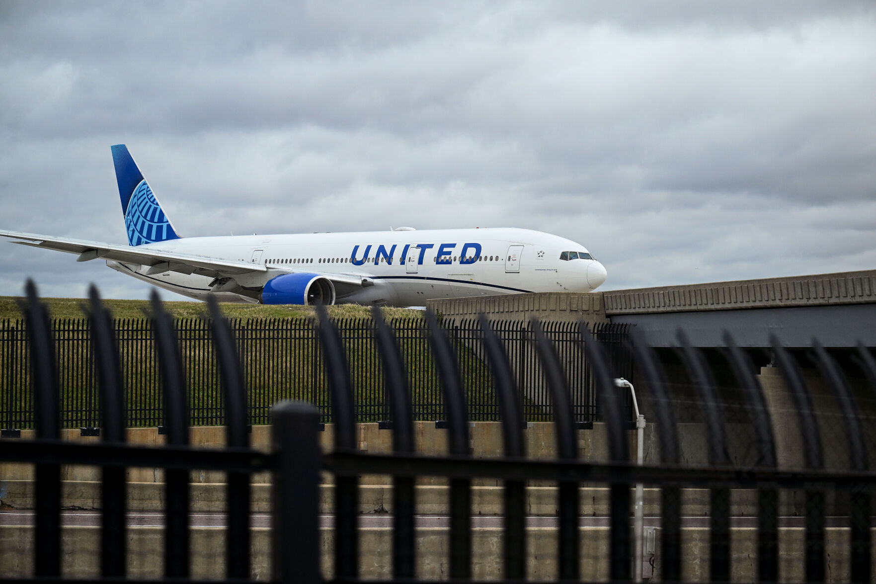 United Airlines says put on your headphones or get off the plane ...