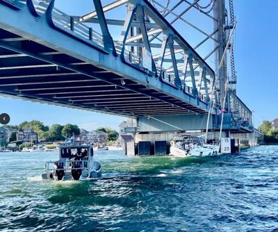 49-foot tall sailboat crashes into Memorial Bridge, passengers unharmed ...