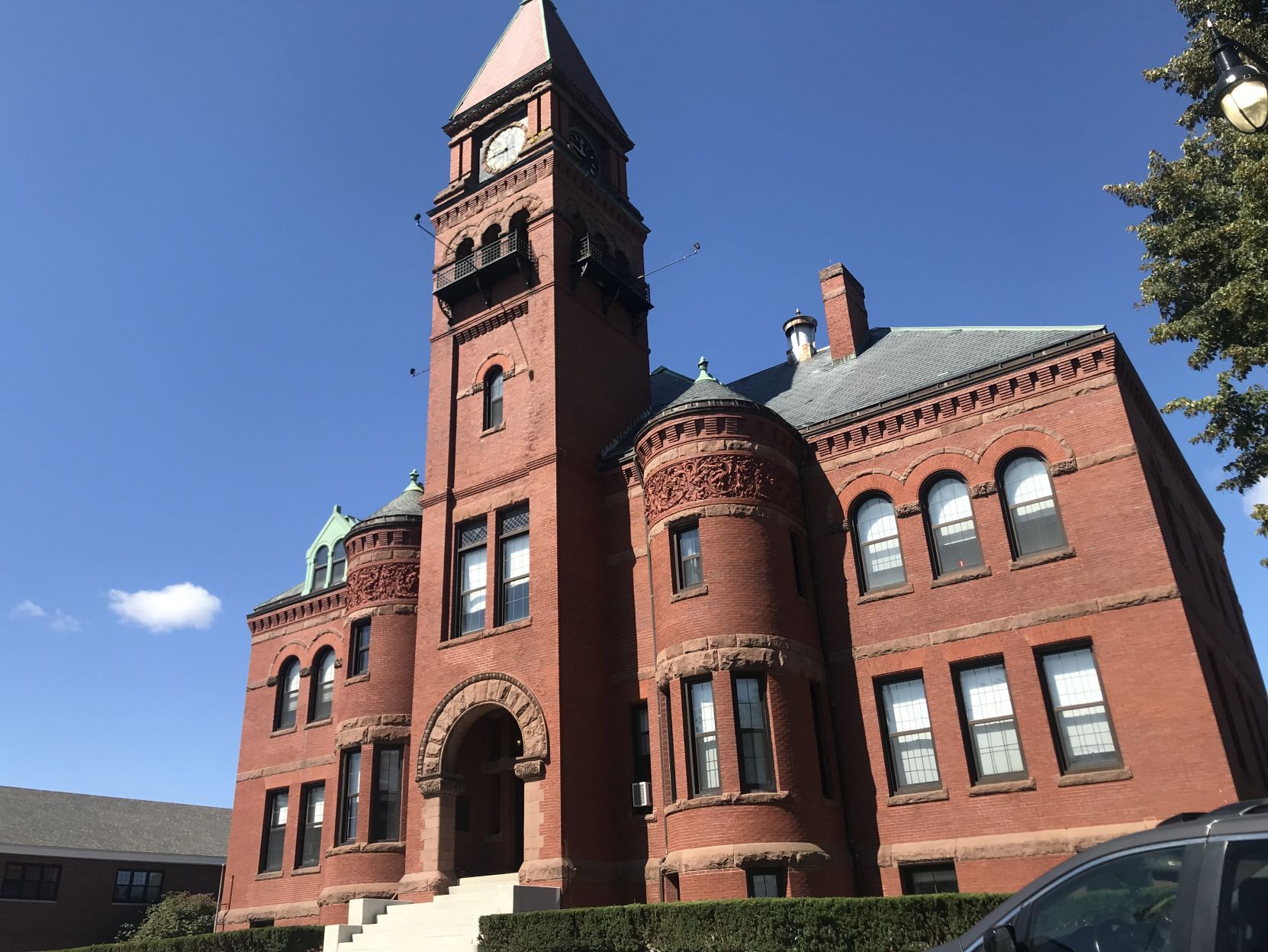 Former Pinkerton Academy student sues ex-security guard, high school in ...