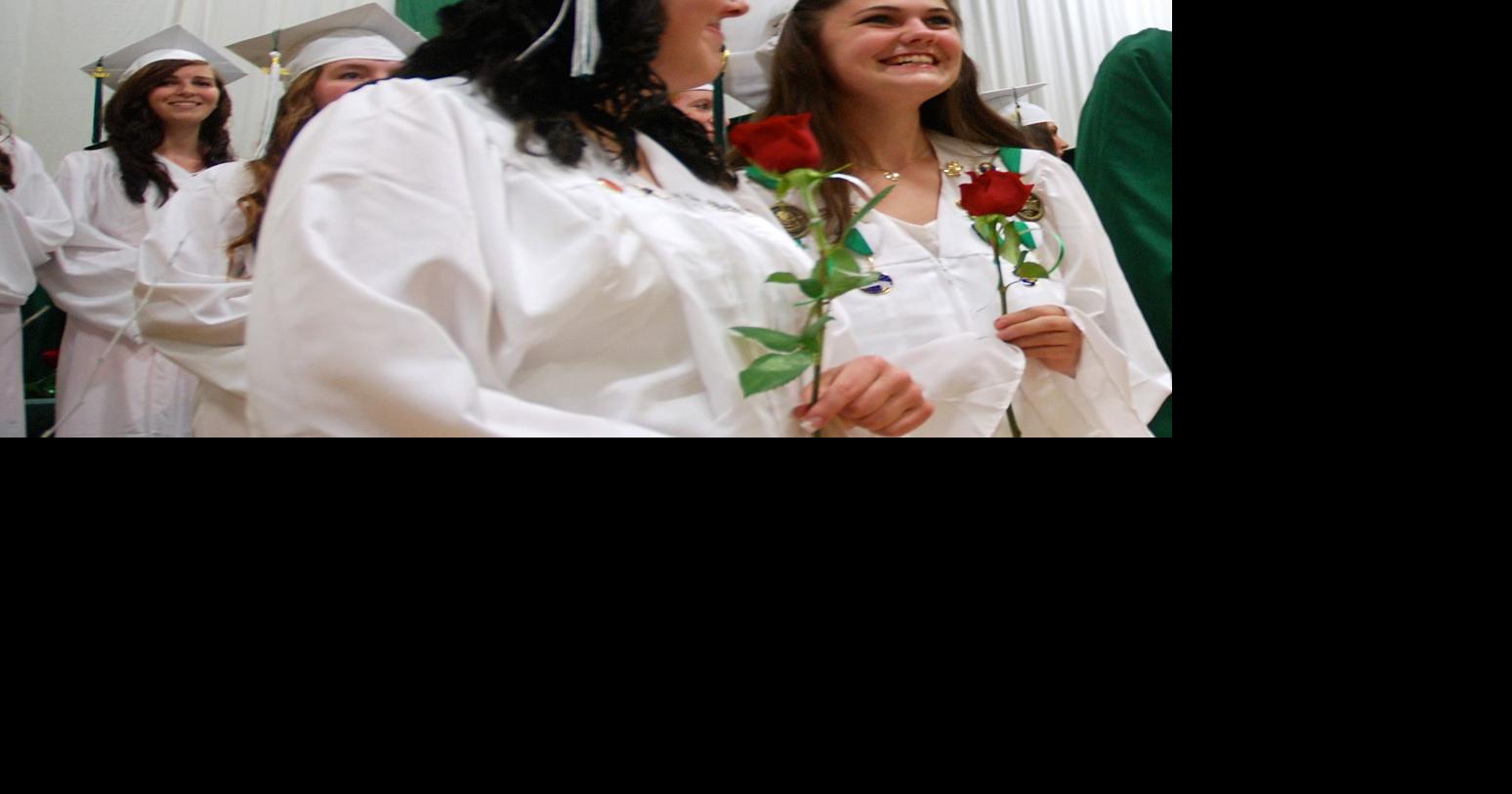 Raymond graduates show gratitude, give roses | Education | unionleader.com