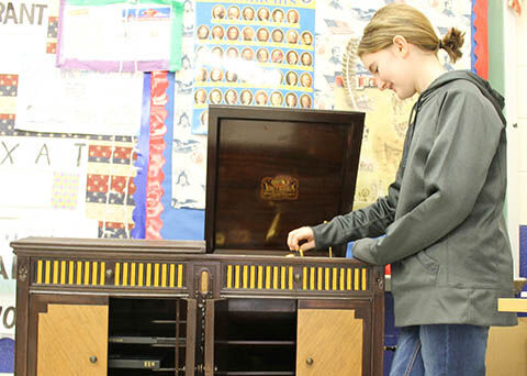 Music teacher donates 1920s Victrola to McCourt Middle School | News ...