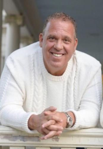 Anthony’s Jewelers owners’ mission: Be the opposite of Scrooge ...