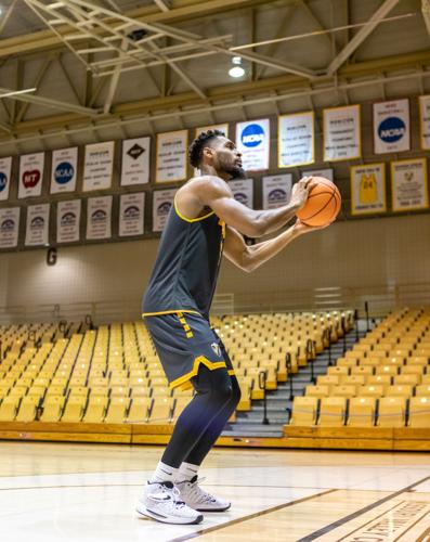 Kevion Taylor: Gallery 1 | Sports | valpotorch.com