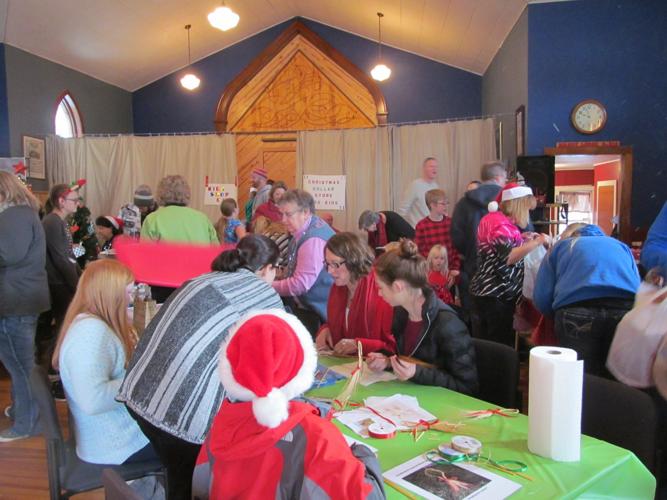 Mandt Lodge hosts holiday event | Archives | veronapress.com