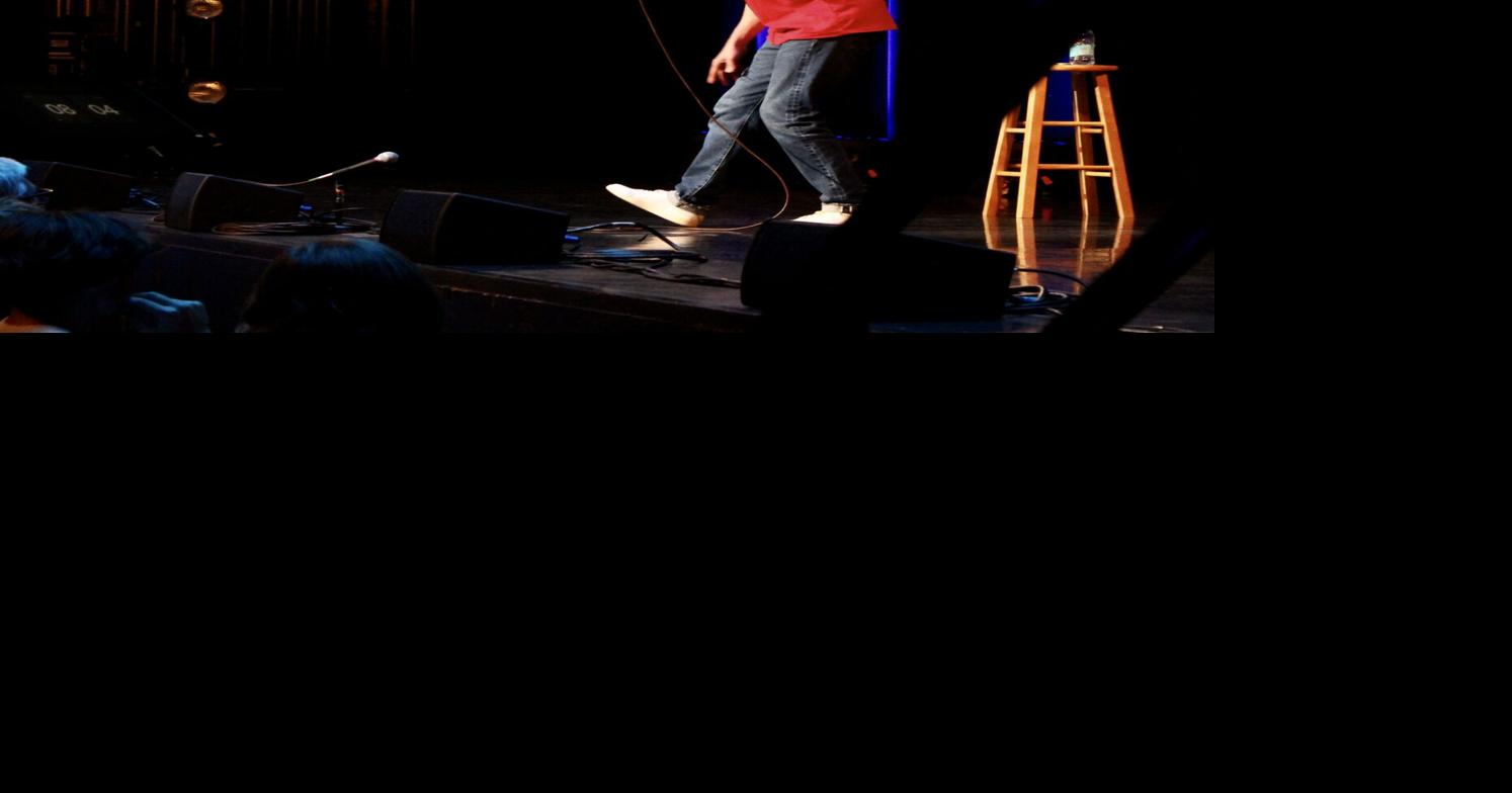 Comedian Ryan Hamilton humors the crowd at Illinois State University ...