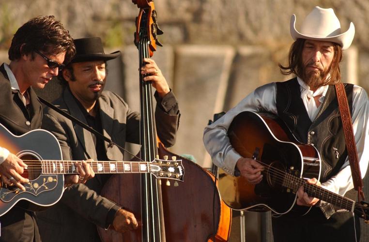 Bob Dylan performed classics, brought nostalgia at Braden Auditorium ...