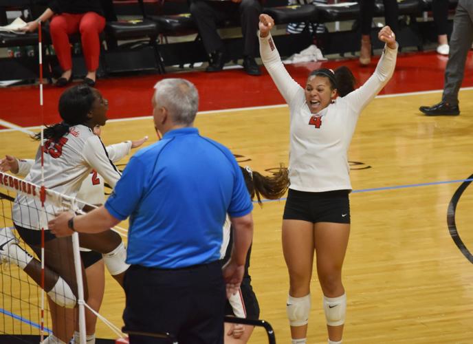 Gallery: Volleyball sweeps Loyola Chicago | Multimedia | videtteonline.com