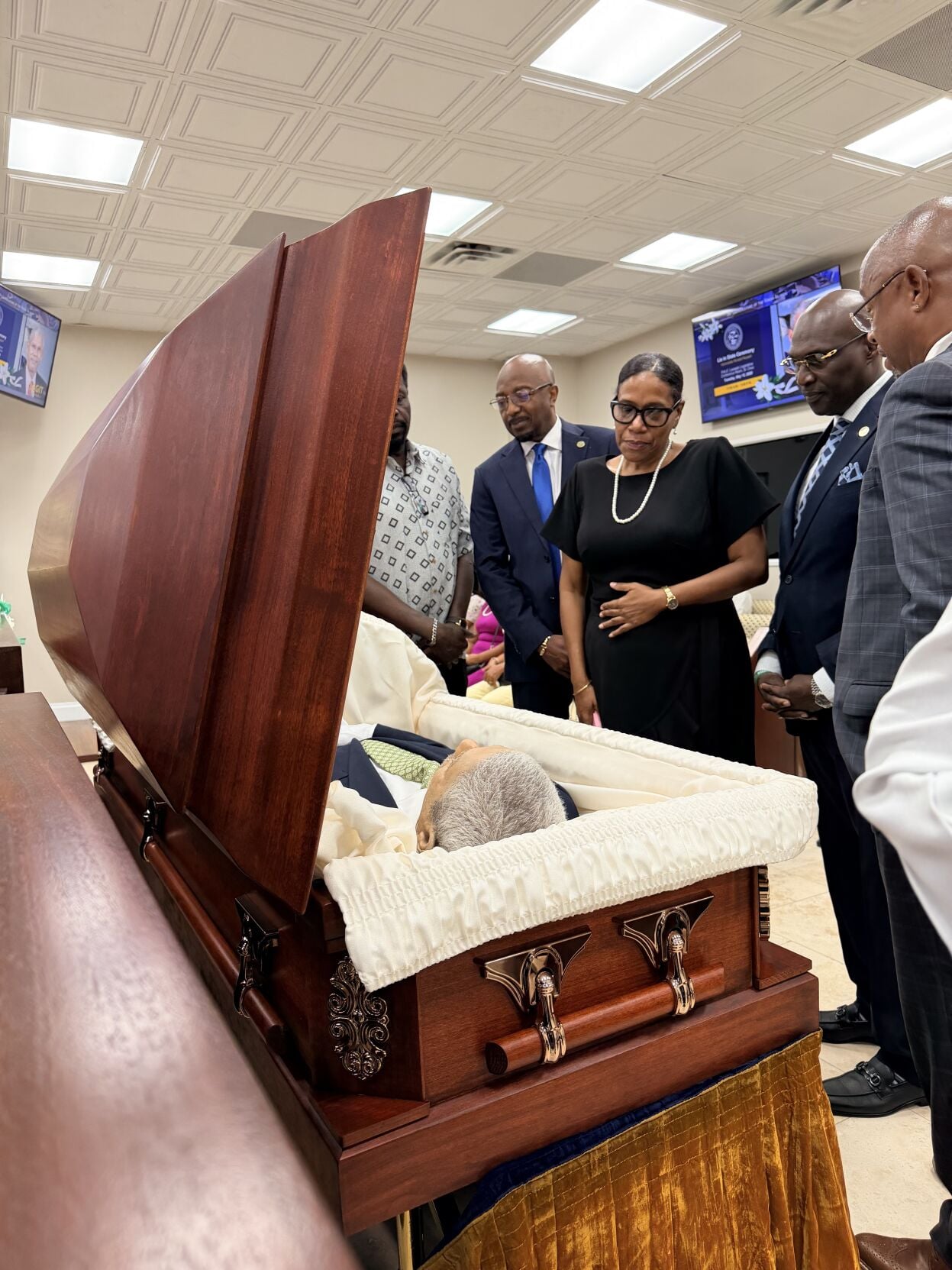 Governor orders V.I. flags lowered today in honor of former Sen ...
