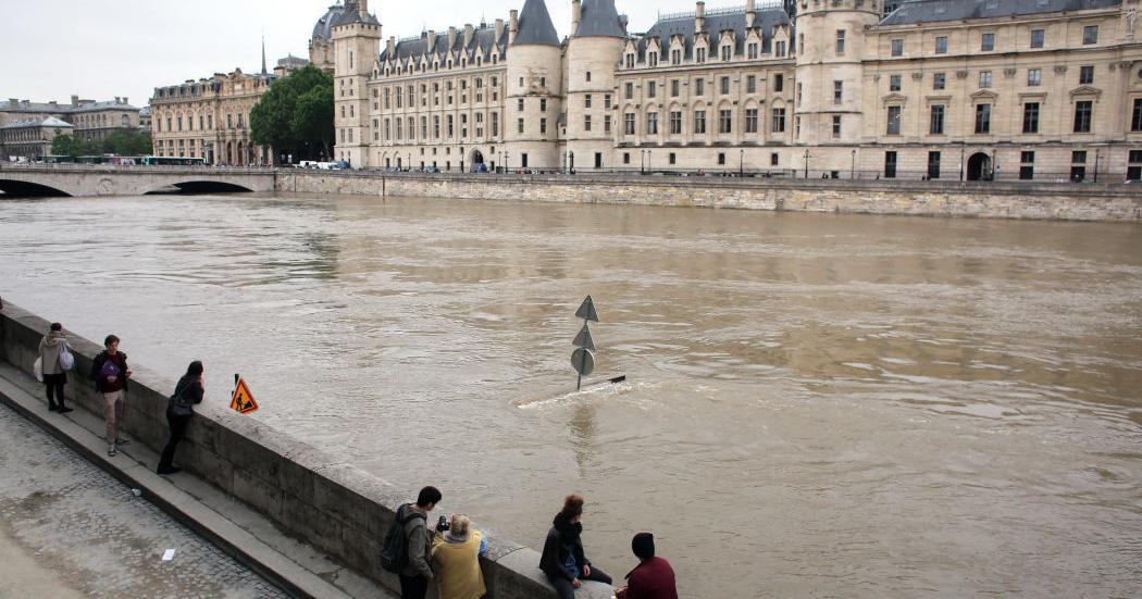 Seine up to highest level in 35 years, Paris landmarks shut | Ap ...