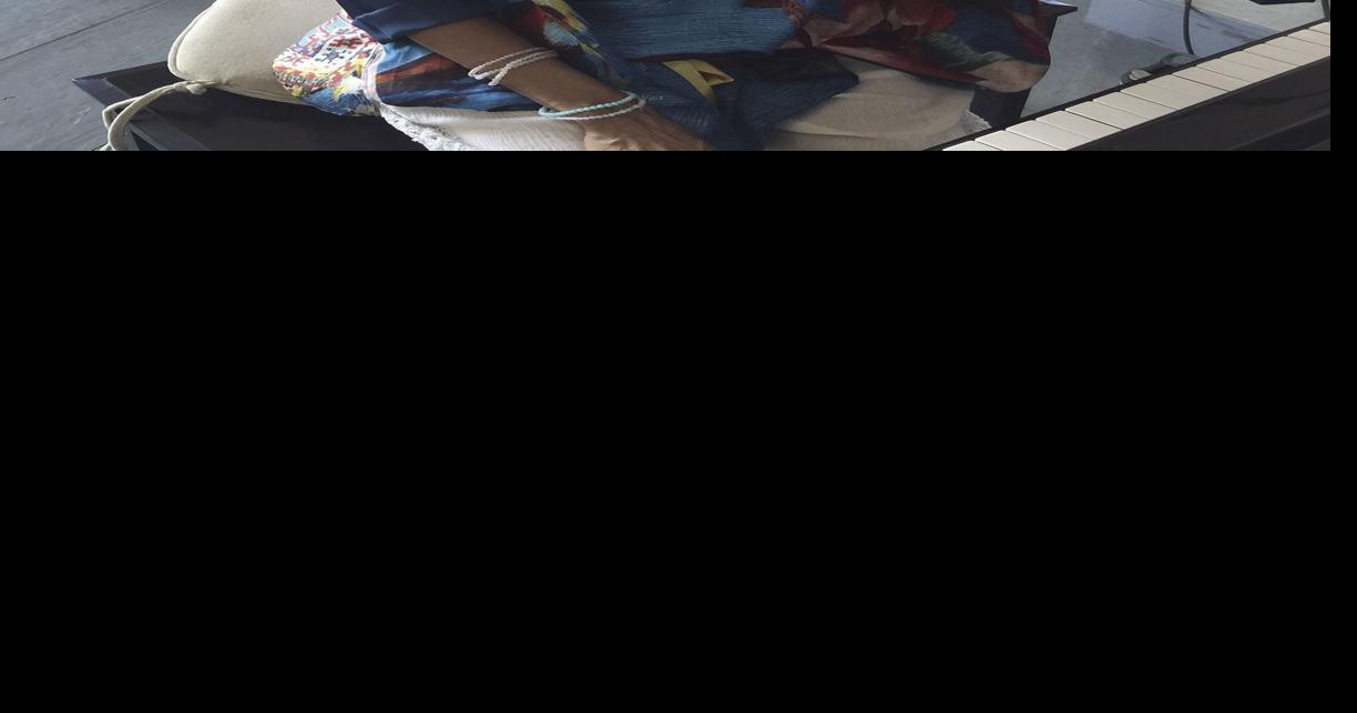 Chanelle Schaffer leads music in worship | | virginislandsdailynews.com