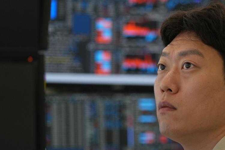 Asian stocks mostly decline on a sell-off of chip shares | World News ...