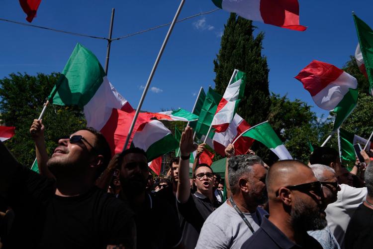 Thousands march in Rome in rival anti- and pro-migration rallies ...