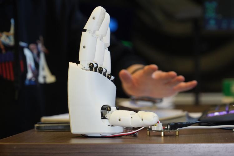 MIT researchers channel AI to turn hand gestures into robot training ...
