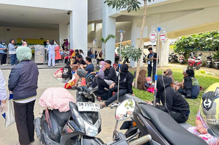 6.7 magnitude earthquake shakes part of Indonesia, causing scattered ...