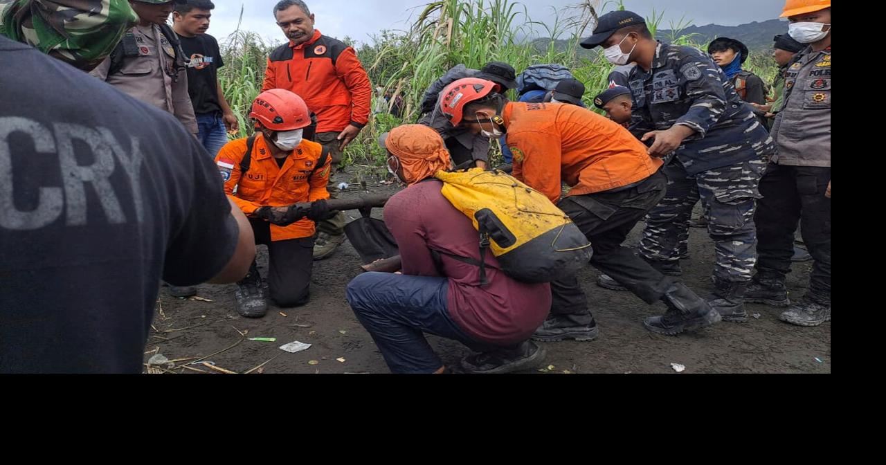 Bodies retrieved from Indonesian volcano after eruption kills 3 hikers ...