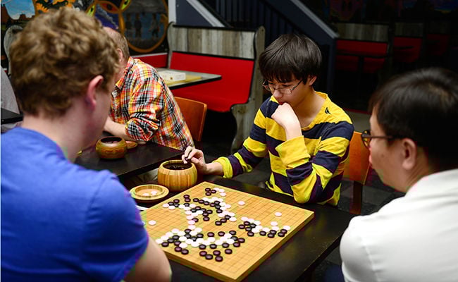 Scholars and enthusiasts take on the ancient Chinese game "Go" | People ...