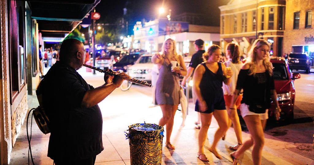 Street musician Lamar Roberts performs for Columbia | Arts & Culture ...