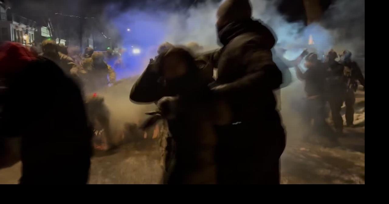 Federal agents use tear gas against Minneapolis protesters | Video ...