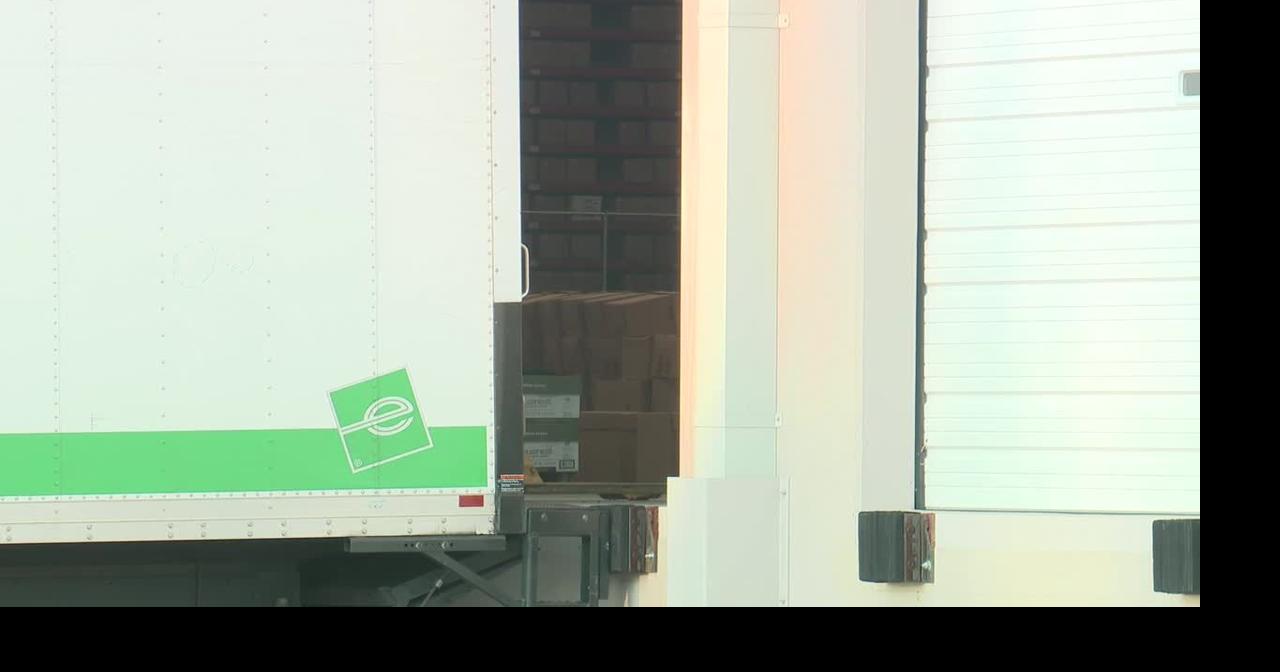 Boxes get loaded in truck during FBI raid on Fulton County election ...