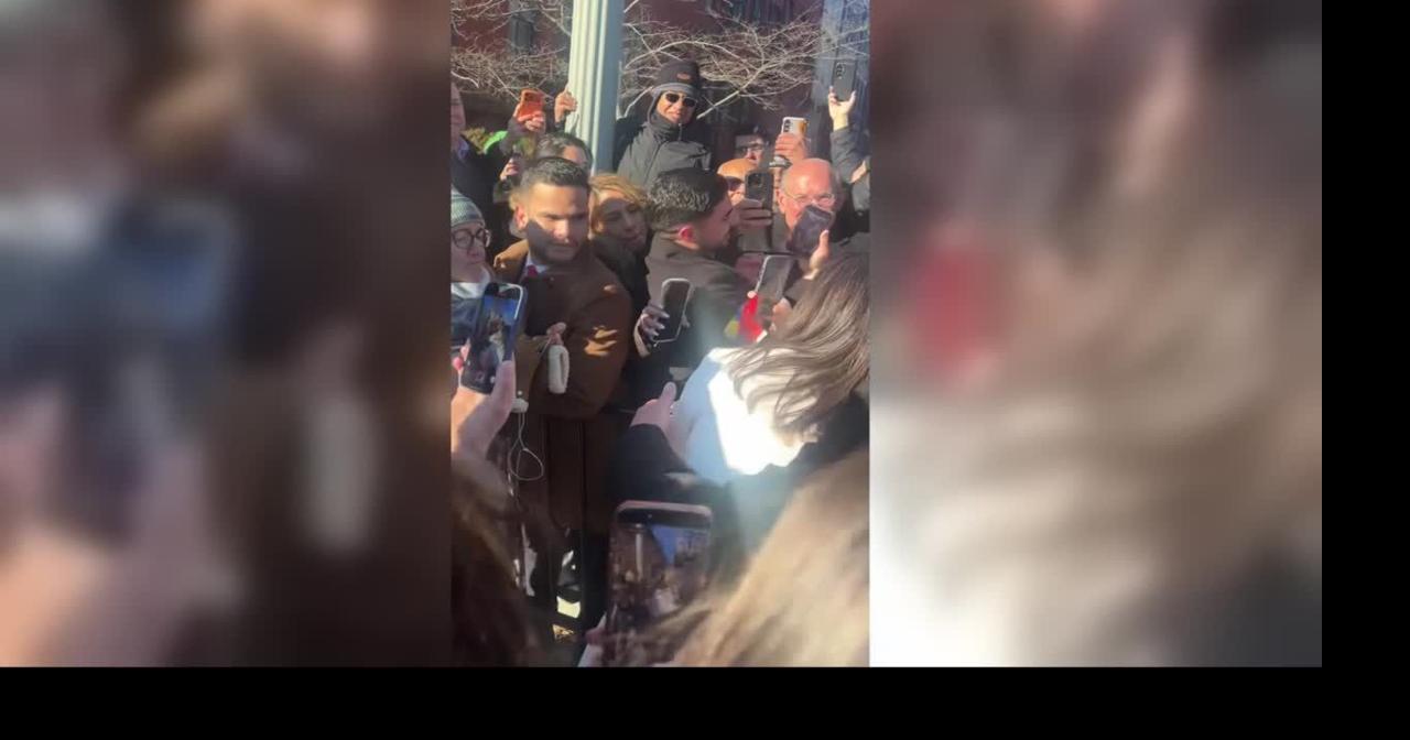 María Corina Machado greets supporters after meeting with Donald Trump ...