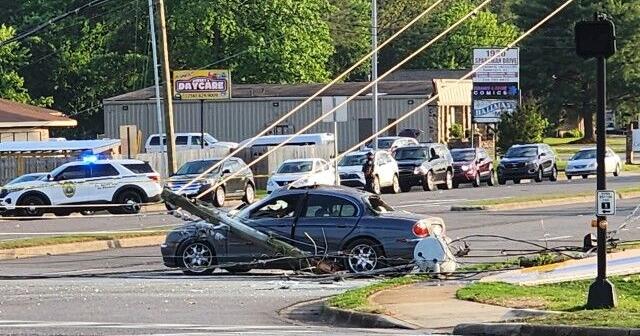 4 injured in wreck at Sparkman Drive, Jordan Lane | News | waaytv.com