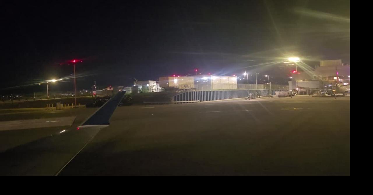 WATCH moment of Delta plane collision at LaGuardia Airport | Video ...