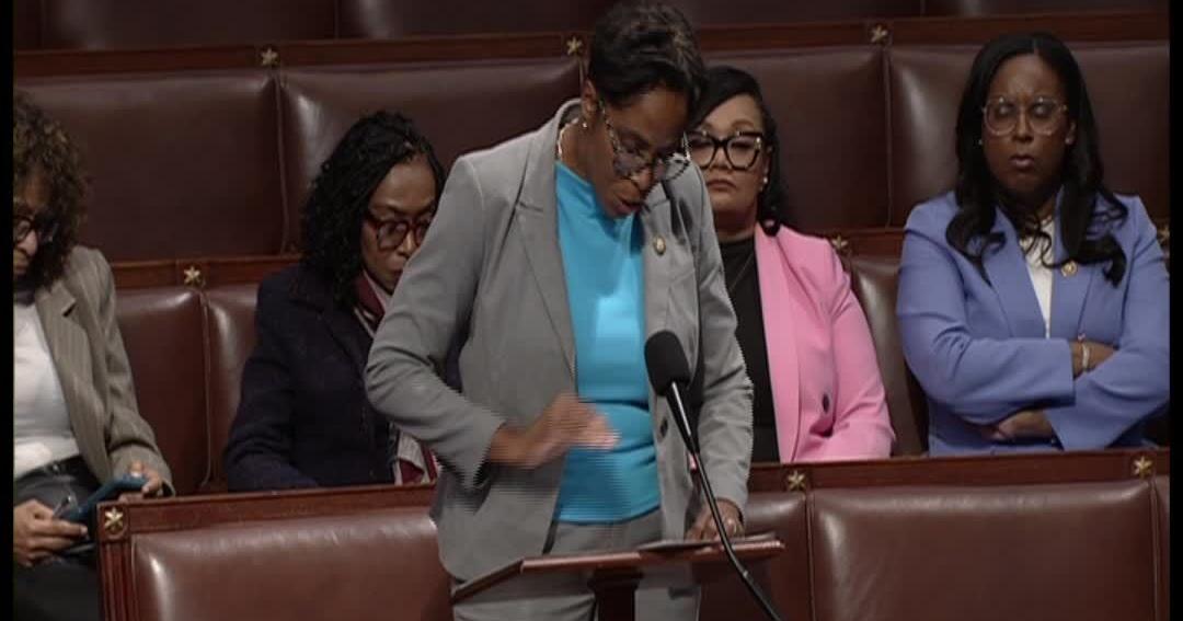 RAW: Democrat Rep. Plaskett says she did nothing wrong when texting ...