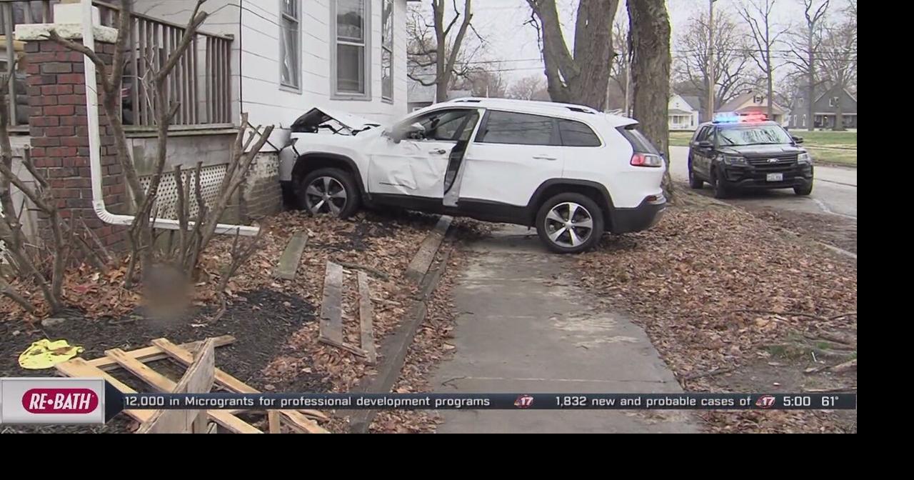 2 people injured before car crashes into Decatur house | News | wandtv.com