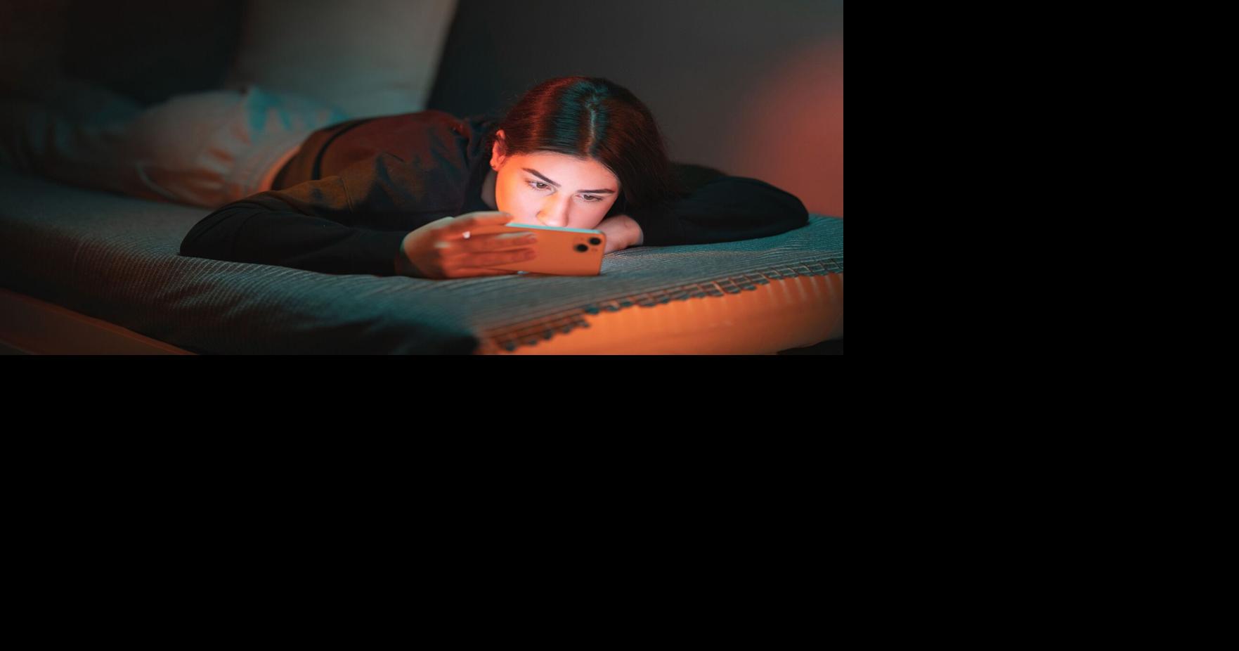 Teens need to press pause on late-night doomscrolling | News | waow.com