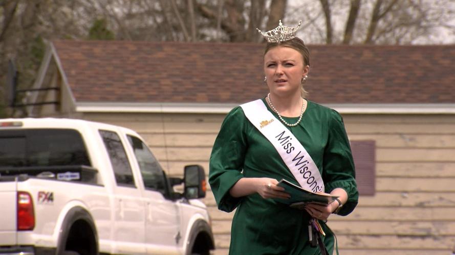 Miss Wisconsin Rapids talks with students about financial literacy ...
