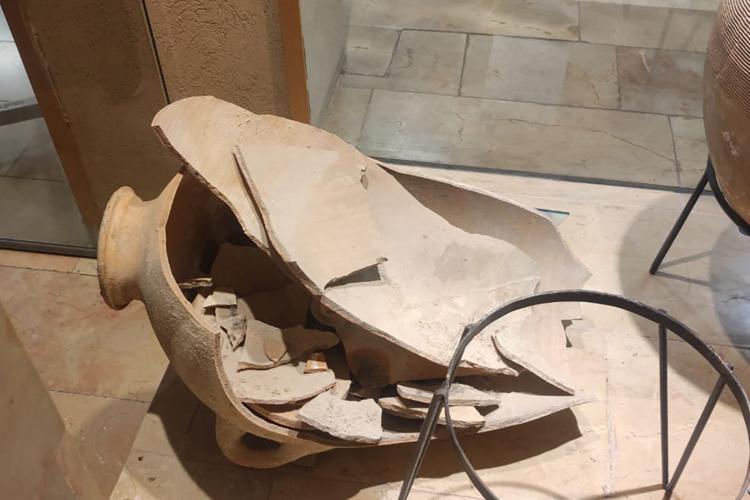 4-year-old accidentally shatters Bronze Age jar at museum | | waow.com