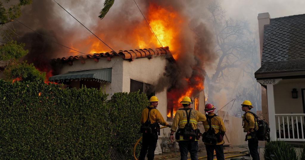 Incendios descontrolados calcinan comunidades enteras alrededor de Los Ángeles | Internacionales ...