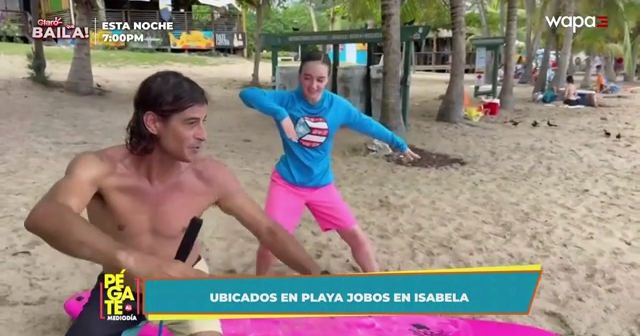 Ackerly aprende a surfear en la Playa Jobos en Isabela | Pégate al ...