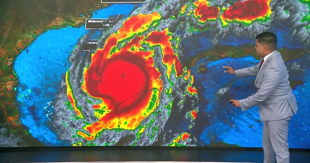 Huracán Milton sigue en su ruta a Florida mientras reemplaza la pared ...