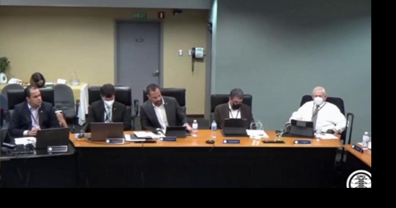 Renuncia Efrán Paredes como director de la AEE | Locales | wapa.tv