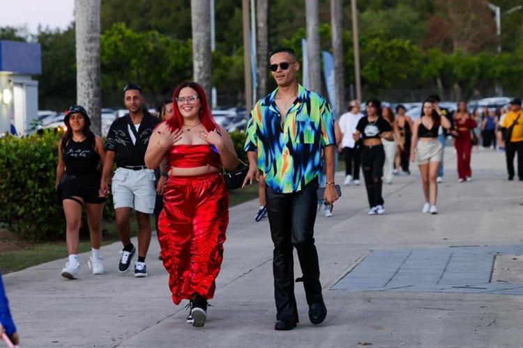 Fans de Rauw Alejandro muestran su vestimenta galáctica ...