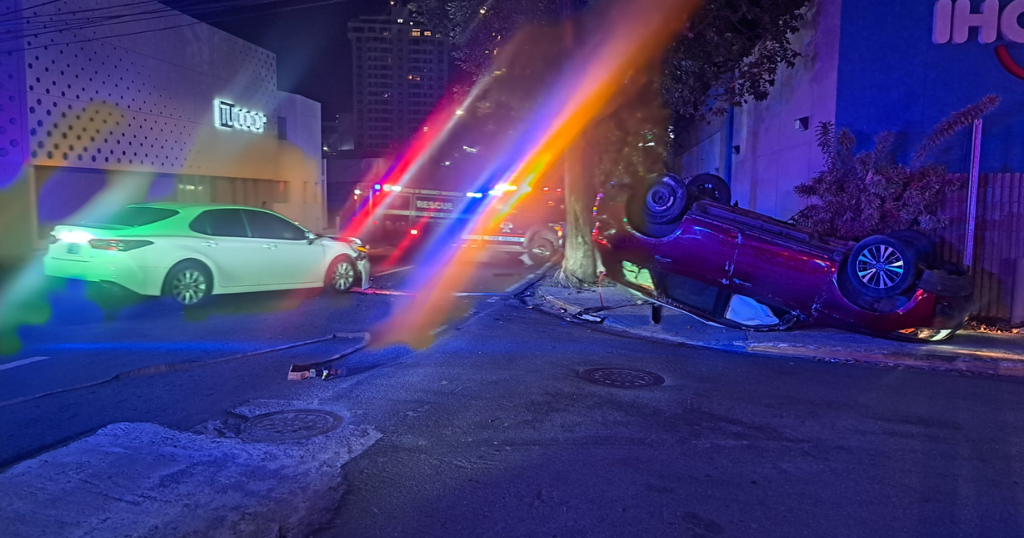 Individuos presuntamente armados se vuelcan y huyen de accidente en ...