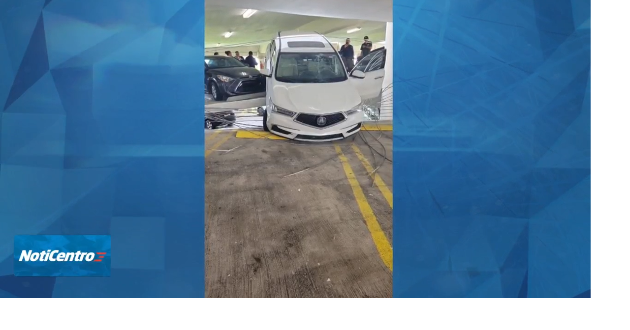 Carro cae del quinto piso al cuarto en estacionamiento de hospital ...