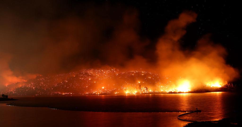 Bomberos batallan contra las llamas en California bajo intensa ola de ...
