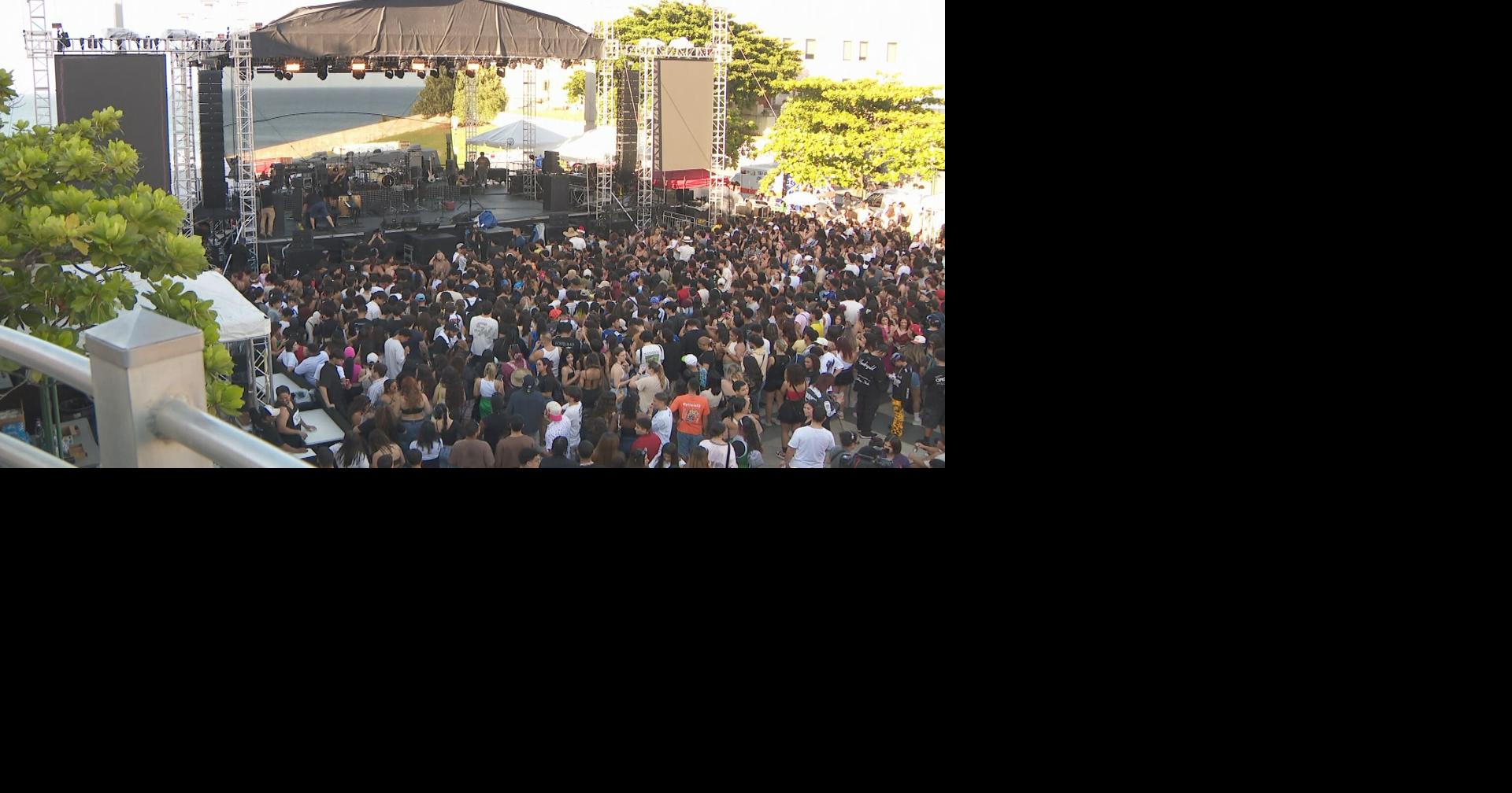 Gran cantidad de personas llega a Viejo San Juan para concierto de Rauw ...